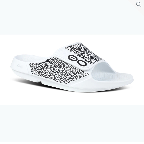 OOFOS | Shoes | Oofos Athletic Shoes White Black Minimalist Design ...